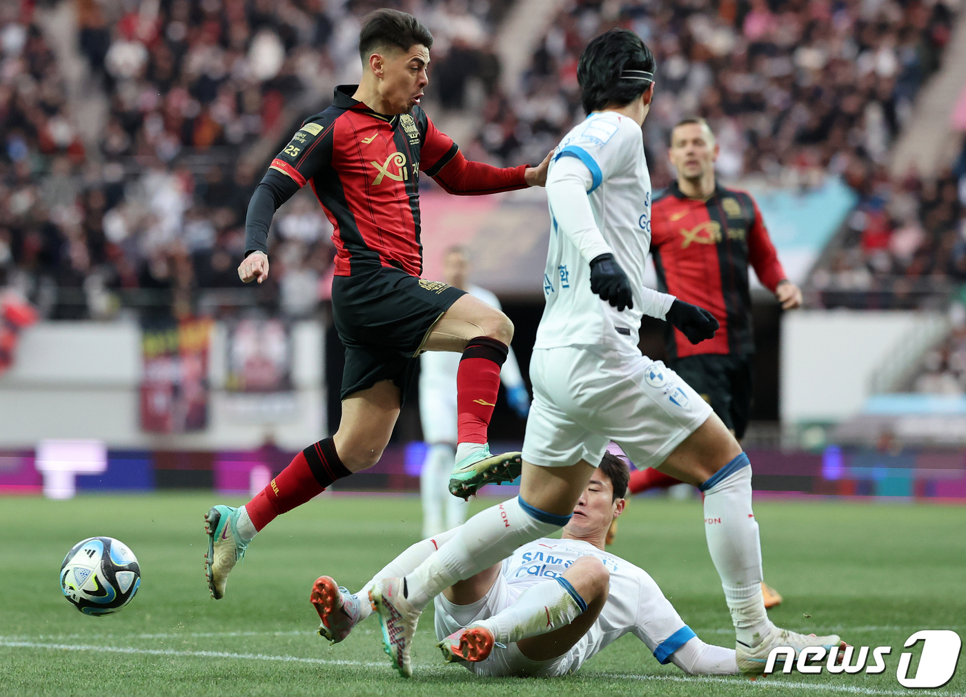 ACL과 프로축구 K리그 | 윌리안의 돌파 태클로 저지하는 김주원 : ZUM 뉴스