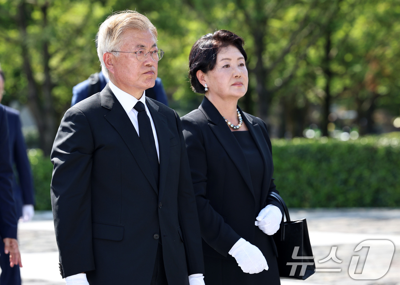 사진으로 보는 김정숙 여사 행보 윤건영 `김정숙 특검 저질 정치공세…尹·김건희 기내식과 비교해야` Zum 뉴스