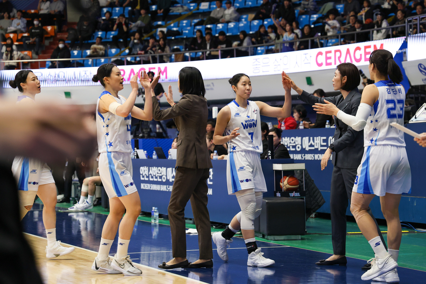 WKBL 여자 프로농구 | 우리은행, 정규리그 우승 보인다…신한은행 꺾고 단독 선두 : ZUM 뉴스