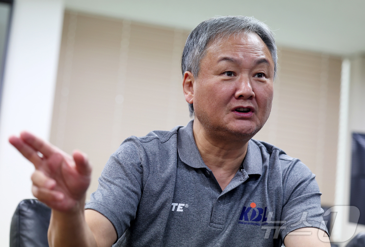 KBL 한국 프로농구 리그 | 유재학 KBL 경기본부장, NBA 사무국 방문…미국 선진 농구 견학 : ZUM 뉴스