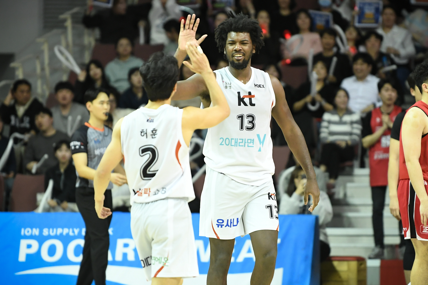 KBL 한국 프로농구 리그 | 프로농구 KT, 정관장 꺾고 5연승…공동 2위 도약 : ZUM 뉴스
