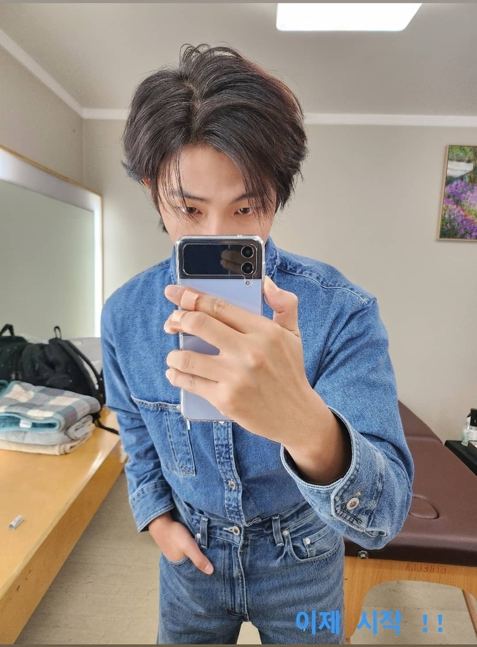 인`스타`그램 세상 | BTS RM, 새 앨범 스포…故 윤형근 화백 작품 돋보여[스타★샷] : ZUM 뉴스