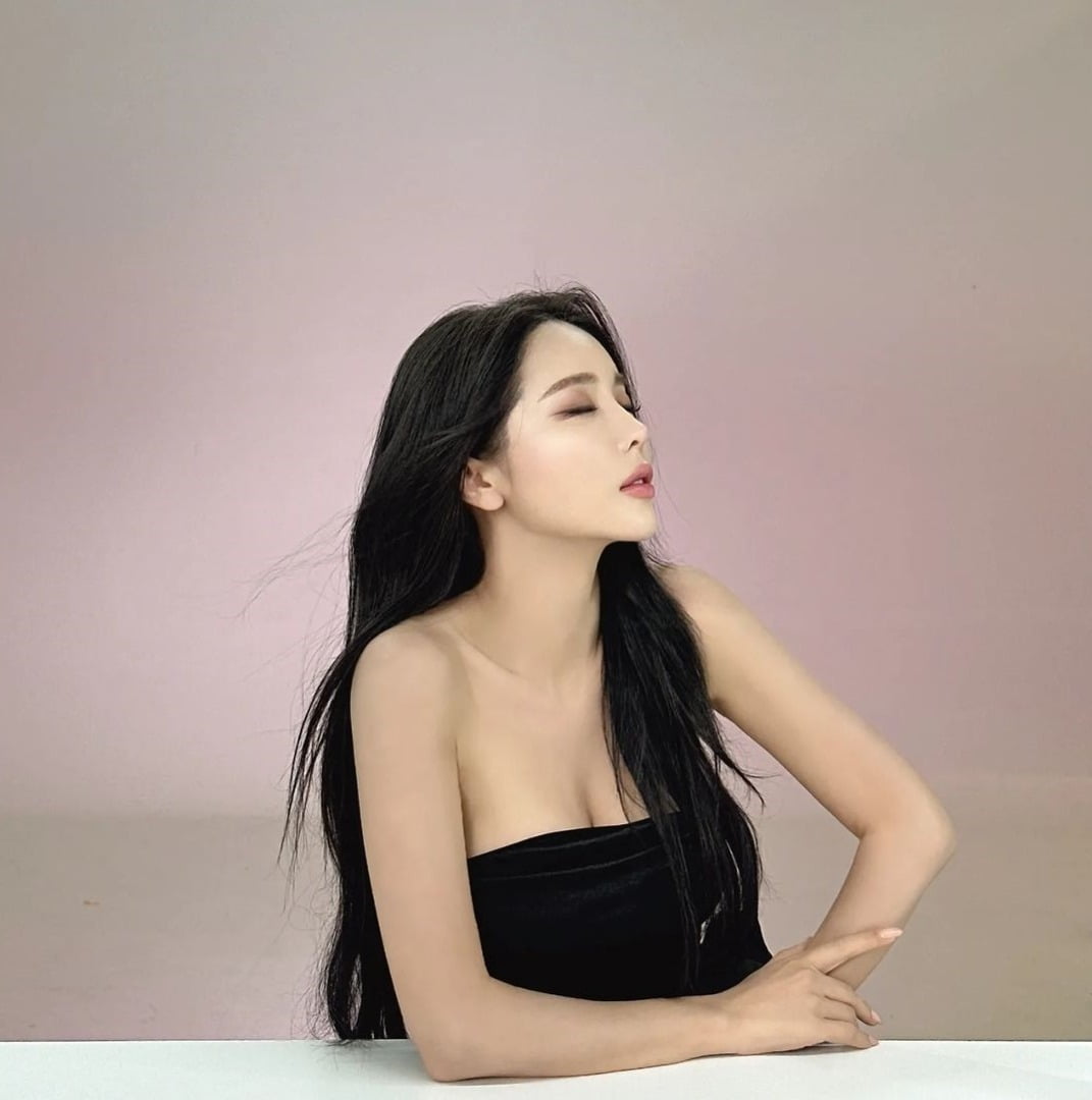 다이어트한 스타들 | `단발로 자를까` 홍진영, 165cm 55kg라더니 다이어트 성공했나…베일듯한 턱선 자랑 : ZUM 뉴스