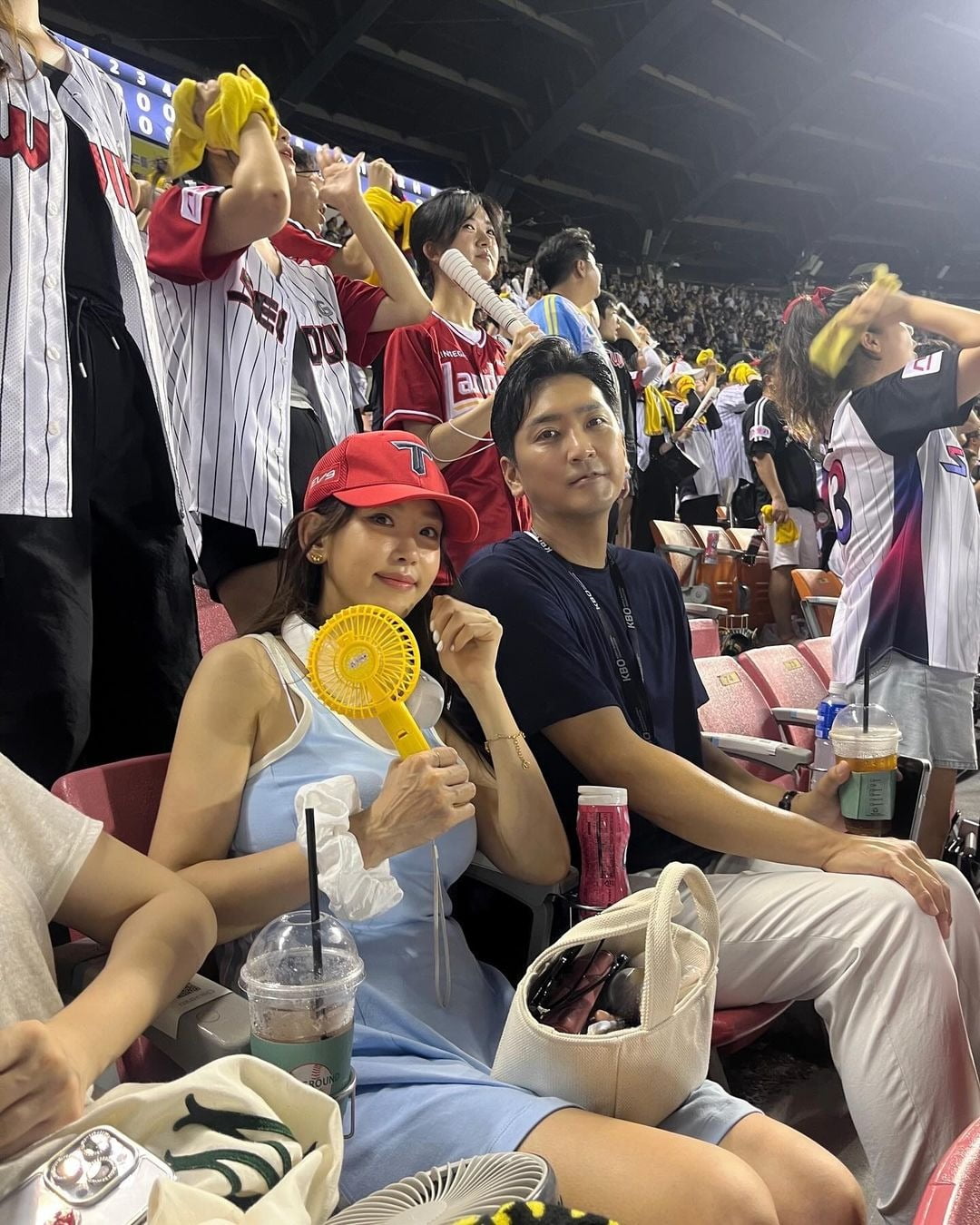 인`스타`그램 세상 | `162cm 48kg` 강예원, 앞트임 복원하니 20대 같네…낯선 남성과 야구장 데이트 포착 : ZUM 뉴스