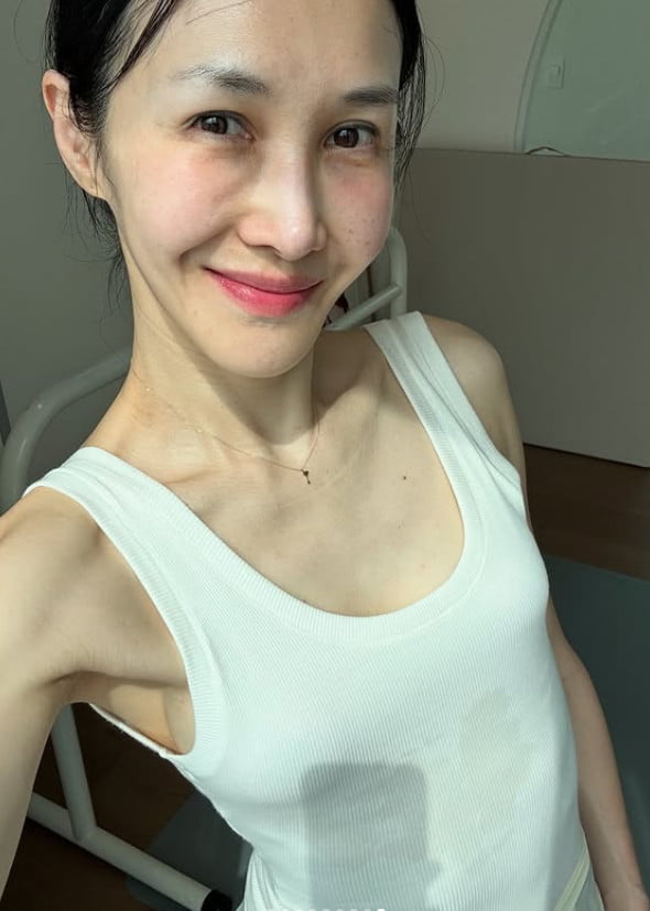 인`스타`그램 세상 | `엄태웅♥` 윤혜진, 극강 뼈마름 상태 자랑…`41kg` 최준희도 박수칠 듯 : ZUM 뉴스