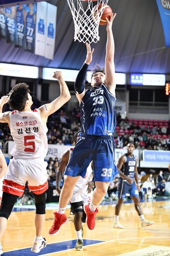 KBL 한국 프로농구 리그 | 이승현 16점…프로농구 KCC, SK 꺾고 4연패 마감 : ZUM 뉴스