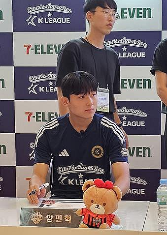 ACL과 프로축구 K리그 | 팬 사인회에 참석한 양민혁 : ZUM 뉴스