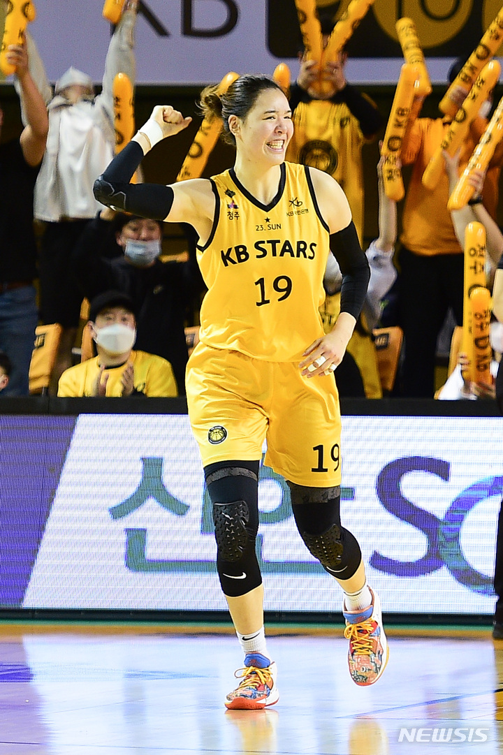 WKBL 여자 프로농구 | KB국민은행, 챔피언에 1승 남아…박지수, 챔프전 6G 연속 더블더블 : ZUM 뉴스