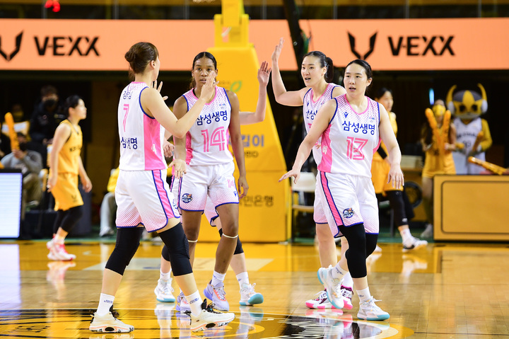 WKBL 여자 프로농구 | `배혜윤 더블더블` 삼성생명, KB 꺾고 공동 2위로 점프 : ZUM 뉴스