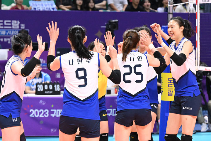 V리그 경기 현장 | 현대건설·인삼공사, KOVO컵 4강 진출…도로공사 탈락[종합] : ZUM 뉴스