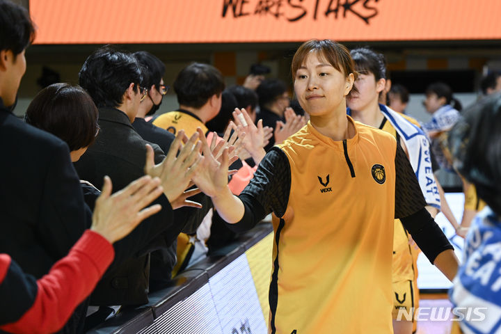 WKBL 여자 프로농구 | 여자농구 KB국민은행, 주장 염윤아와 2년·1억2천 FA 계약 : ZUM 뉴스