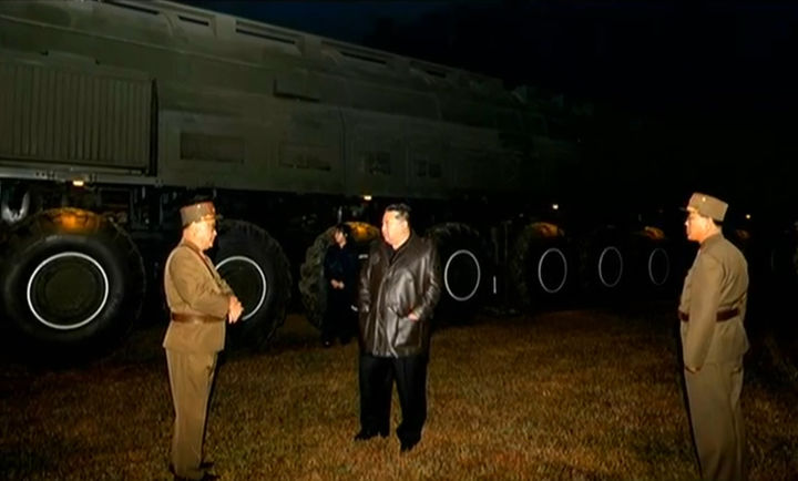 사진으로 보는 김정은 국무위원장 행보 | 북한 김정은, ICBM 화성포-19형 시험발사 지도 : ZUM 뉴스