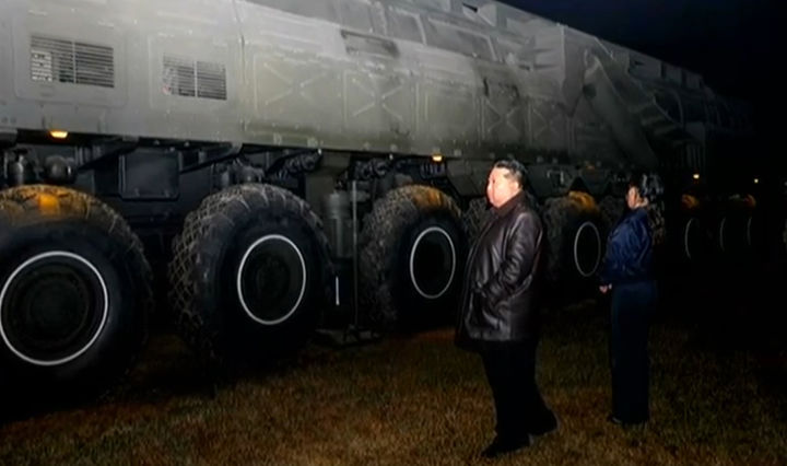 사진으로 보는 김정은 국무위원장 행보 | 북한 김정은, 딸 주애와 함께 ICBM 화성포-19형 시험발사 현장 찾아 : ZUM 뉴스
