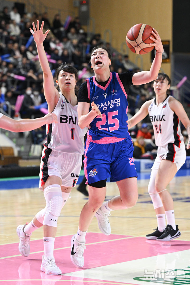 WKBL 여자 프로농구 | `배혜윤 19점` 여자농구 삼성생명, 선두 BNK 제압 : ZUM 뉴스