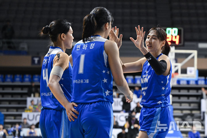 WKBL 여자 프로농구 | `김단비 더블더블` 여자농구 우리은행, KB국민은행에 역전승 : ZUM 뉴스