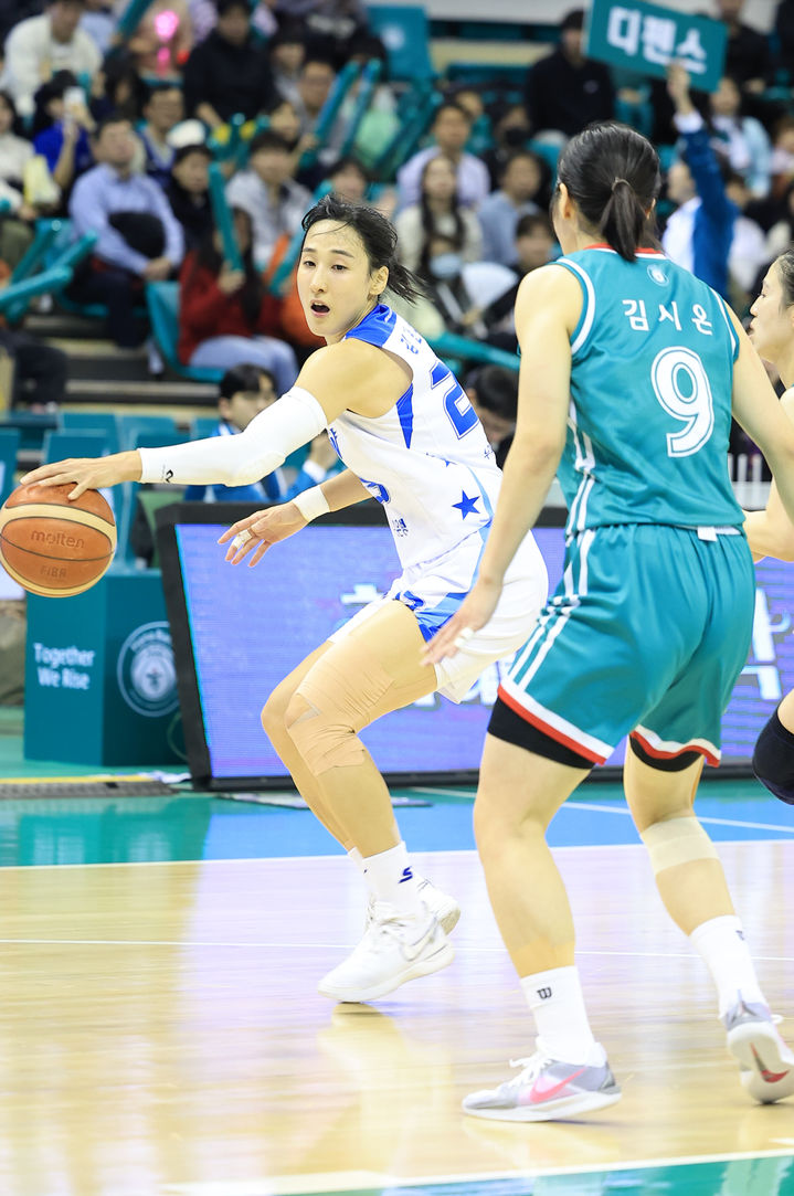 WKBL 여자 프로농구 | 설 연휴에도 프로농구는 계속…치열한 순위 경쟁 이어간다 : ZUM 뉴스