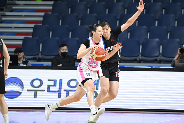 WKBL 여자 프로농구 | 여자농구 삼성생명, BNK 꺾고 4연패 탈출…우리은행 매직넘버 `1` : ZUM 뉴스