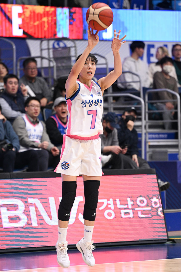 WKBL 여자 프로농구 | 여자농구 삼성생명, 신한은행 격파…2위 BNK와 1.5경기 차 : ZUM 뉴스