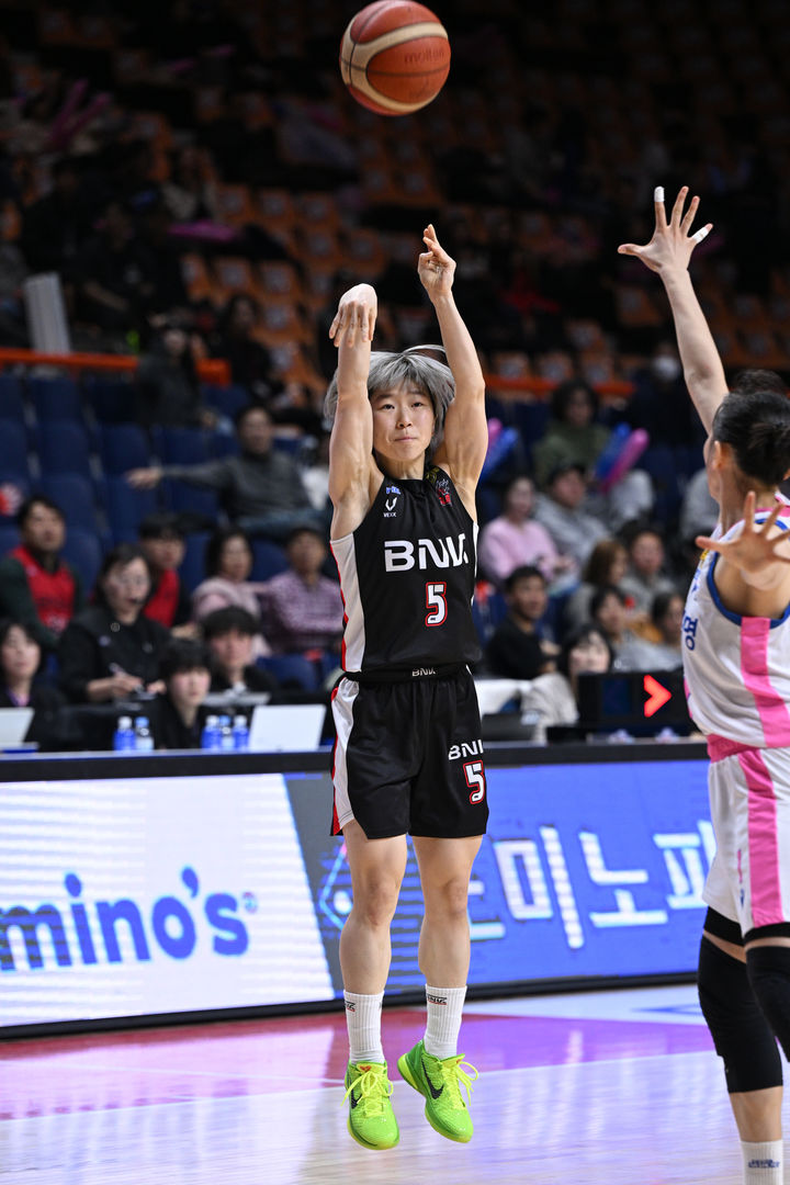WKBL 여자 프로농구 | 여자농구 BNK, 삼성생명 꺾고 PO 연승…챔프전까지 단 1승 : ZUM 뉴스