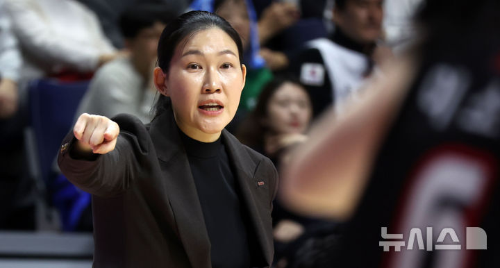 WKBL 여자 프로농구 | `구단·女감독 첫 우승` BNK 박정은, WKBL 전설의 서막 열었다 : ZUM 뉴스