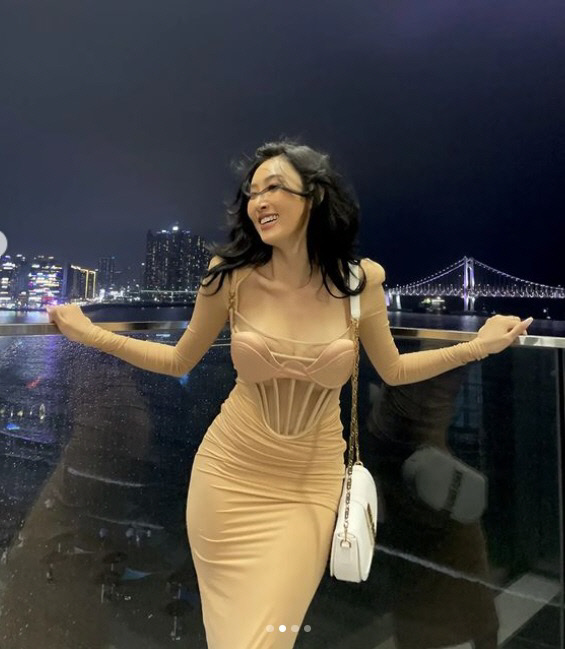 [연재] 스포츠서울 `★SNS` | 화사, 인생 샷 건졌다...완벽 S라인 몸매에 도도한 눈빛까지[★SNS] : ZUM 뉴스