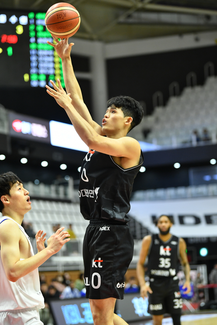 [연재] 스포츠서울 `SS 현장` | KT 송영진 감독, 하윤기 ‘베이비 헐크’ 어떻게 만들었나?[SS현장] : ZUM 뉴스