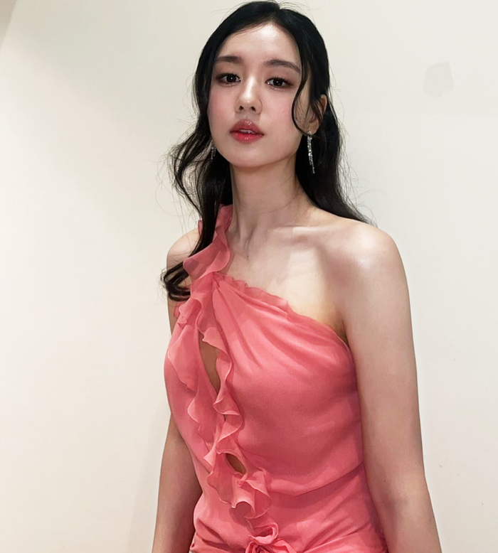 [연재] 스포츠서울 `★SNS` | ‘공주님이야?’ 안은진, 다이어트로 더 완벽해진 눈코입 [★SNS] : ZUM 뉴스