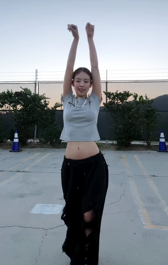 [연재] 스포츠서울 `★SNS` | 블랙핑크 제니, 주차장에서도 빛나는 몸매와 아름다운 춤선[★SNS] : ZUM 뉴스