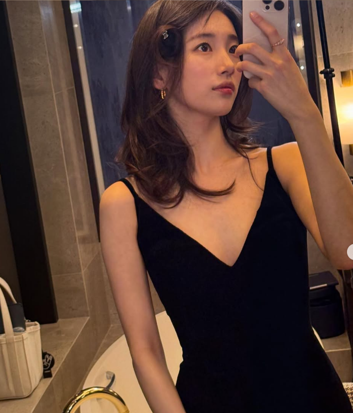 [연재] 스포츠서울 `★SNS` | 수지, 거울 셀카에 과감한 드레스까지 ‘야밤에 미모 파티’ [★SNS] : ZUM 뉴스