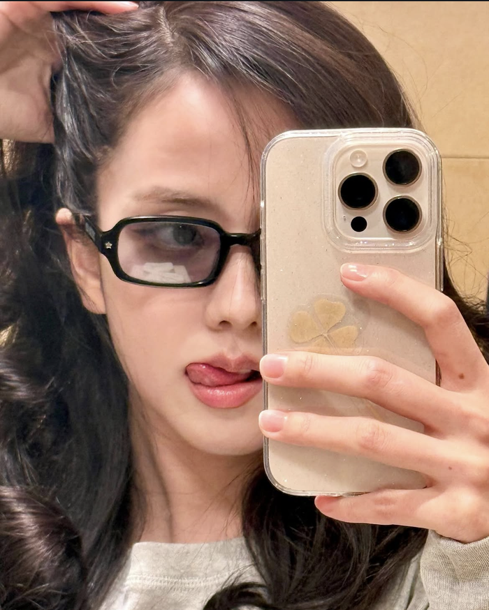 [연재] 스포츠서울 `★SNS` | 지수, 혀 낼름! 깜찍하게![★SNS] : ZUM 뉴스