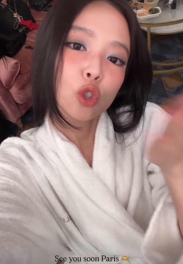 [연재] 스포츠서울 `★SNS` | 샤워 가운 걸친 제니, 손키스까지 쪽![★SNS] : ZUM 뉴스