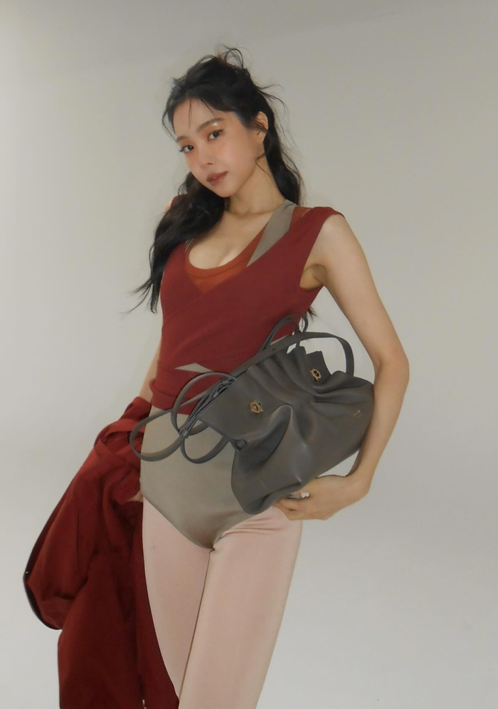 [연재] 스포츠서울 `★SNS` | 손나은, 이 패션도 소화한다고? 완벽 ‘슬랜더’의 정석 [★SNS] : ZUM 뉴스