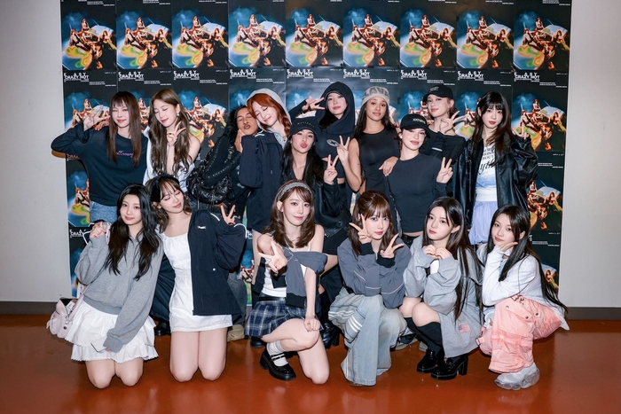 [연재] 스포츠서울 `★SNS` | 하이브 걸그룹 단체사진 최초 공개…누구누구 있나 봤더니? [★SNS] : ZUM 뉴스