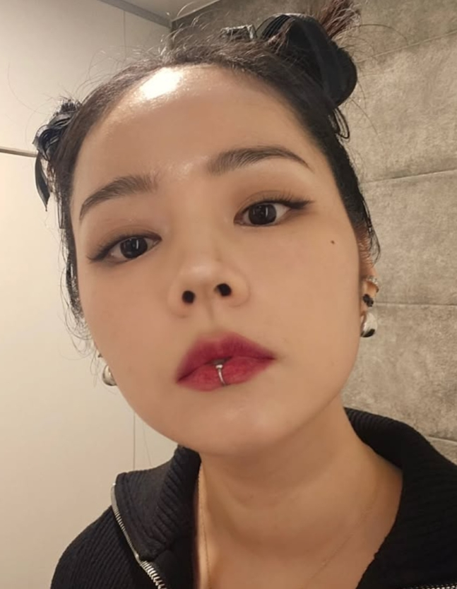 [연재] 스포츠서울 `★SNS` | 한가인 맞아? 뿌까 머리+입술 피어싱 ‘변신 대성공’ [★SNS] : ZUM 뉴스