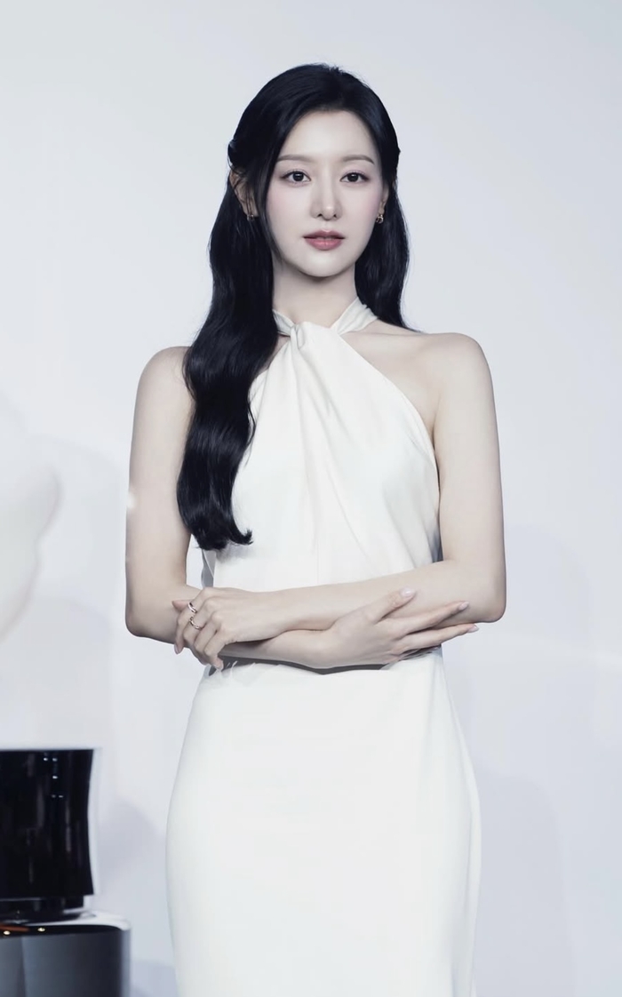 [연재] 스포츠서울 `★SNS` | 김지원, 눈부신 자태로 우아하게![★SNS] : ZUM 뉴스