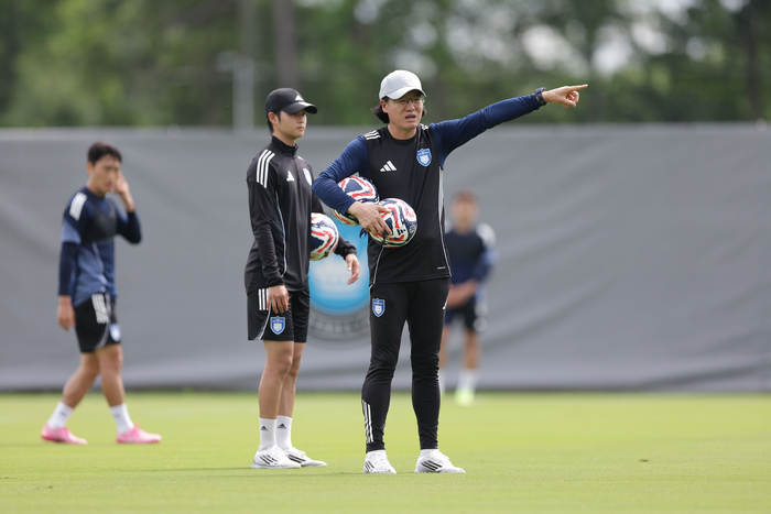 ACL과 프로축구 K리그 | 에릭 원톱→루빅손·엄원상 윙백 출격!…울산 김판곤호, 마멜로디전 스리백 승부수 [SS올랜도 현장] : ZUM 뉴스