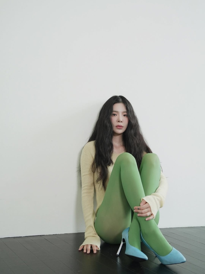 인`스타`그램 세상 | ‘7kg 감량’ 장재인, 스타킹만 입은 듯한 패션 화보 공개! : ZUM 뉴스