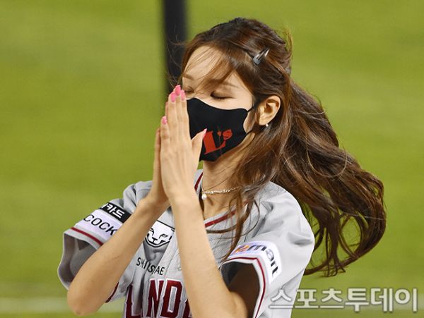 `경기장의 꽃` 치어리더 열전 | [ST포토] SSG 치어리더 `기도하는 마음으로` : ZUM 뉴스