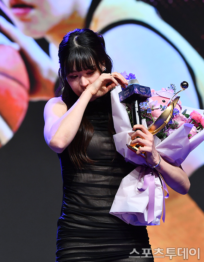 ST 스포츠 포토 | [ST포토] 눈물 흘리는 `MVP` 박지수 : ZUM 뉴스