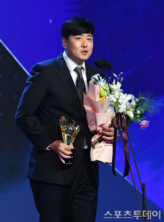 ST 스포츠 포토 | [ST포토] KBO 심판상 수상한 김정국 심판 : ZUM 뉴스